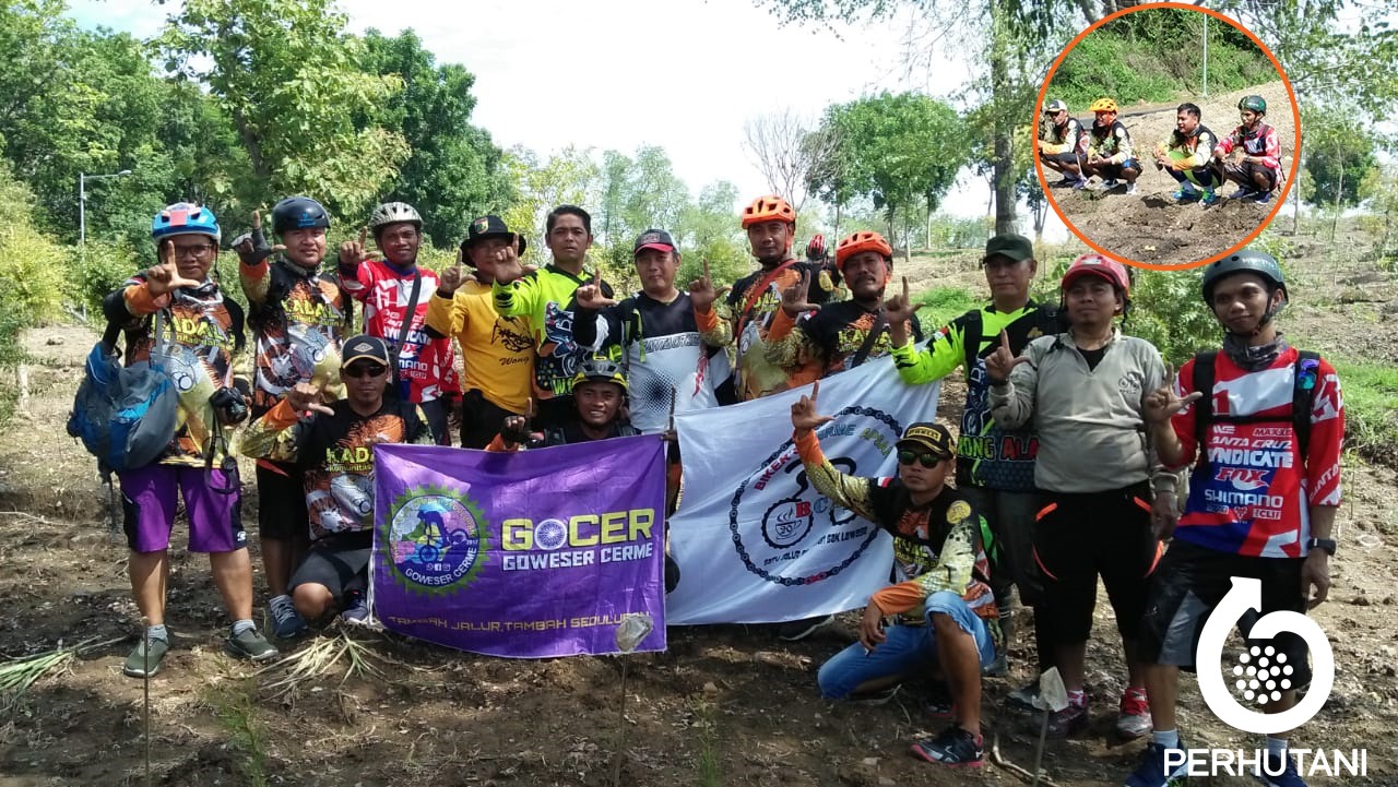 Perhutani Perhutani Bersama Komunitas Sepeda Gresik Tanam Pohon di Mojokerto