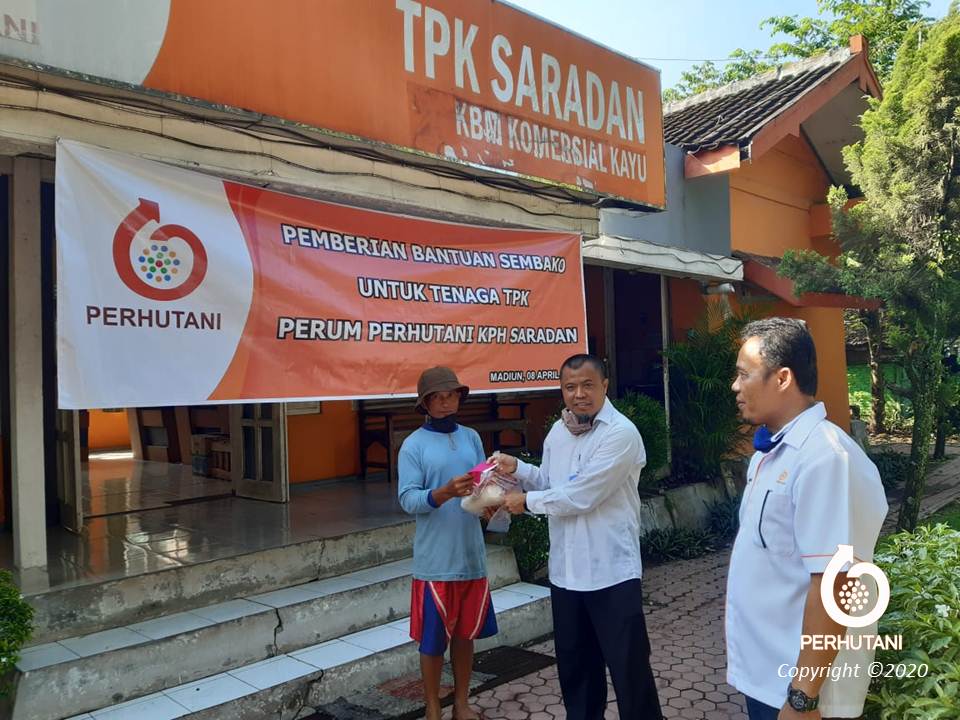 Perhutani Perhutani Bagikan Sembako Dan Masker Kepada Tenaga Borong Tpk