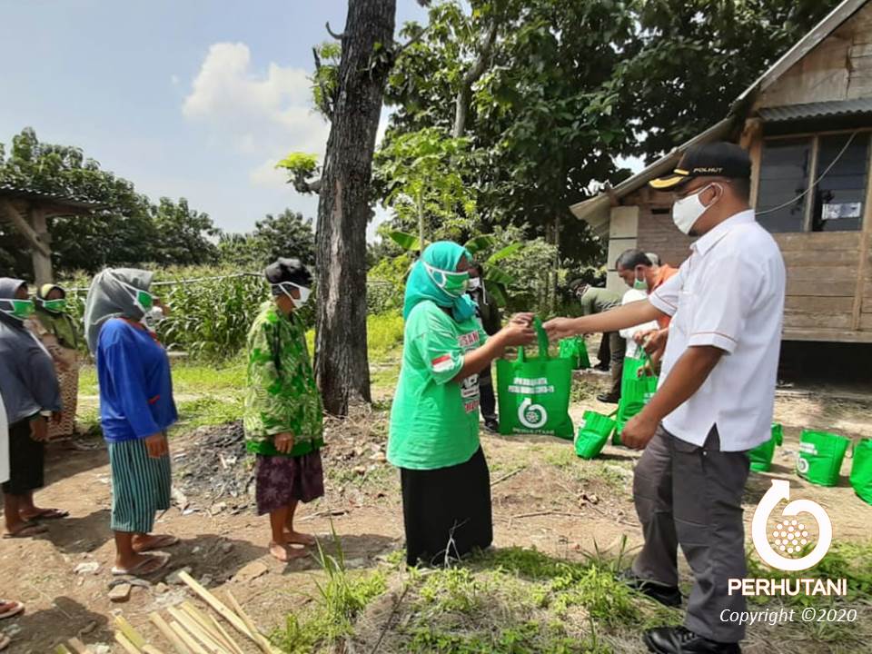 Perhutani Di Tengah Pandemi Covid-19, Perhutani Bagikan Masker dan Sembako di Sragen