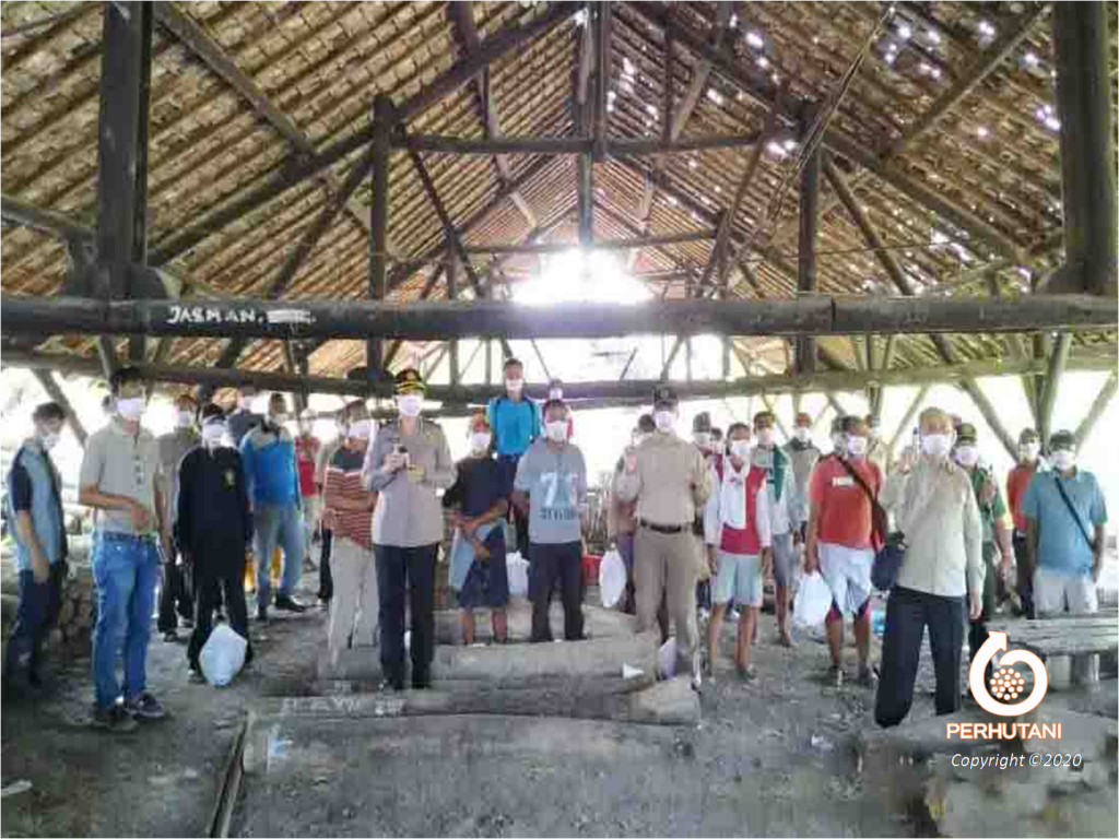 Perhutani Perhutani Bagikan Sembako Dan Masker Pada Tenaga Kerja Tpk
