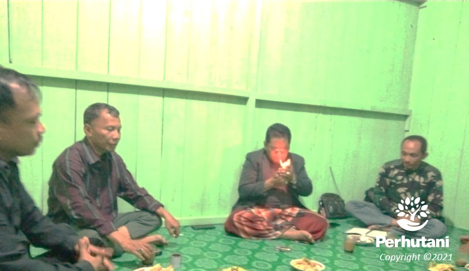 Perhutani Perhutani dan LMDH Evaluasi Pengembangan Agroforestry dan ... Perhutani Perhutani dan LMDH Evaluasi Pengembangan Agroforestry dan ...