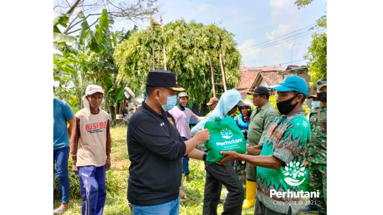 Perhutani Perhutani Berikan Sembako Kepada Tenaga Pungut Daun Kayu ...