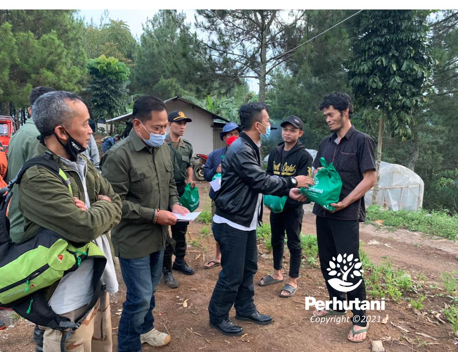 Perhutani Perhutani Bandung Utara Serahkan Bingkisan Lebaran Kepada Mitra Kerja