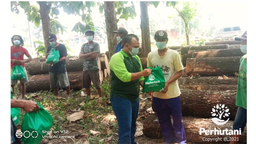 Perhutani Perhutani Bagikan Sembako Kepada Tenaga Kapling Kayu Di