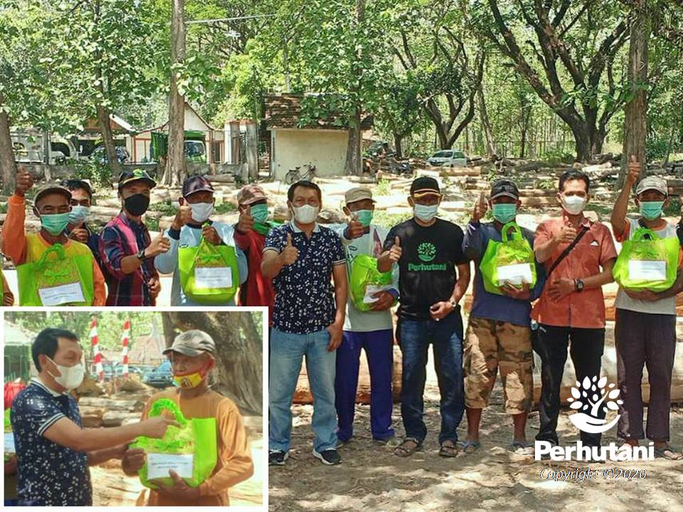 Perhutani Perhutani Ngawi Bagikan Sembako Kepada Tenaga Kerja Di Tpk