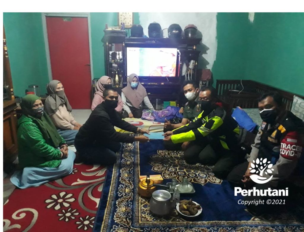 Perhutani Perhutani Bandung Utara Santuni Korban Bencana Alam Pohon Tumbang di Lembang