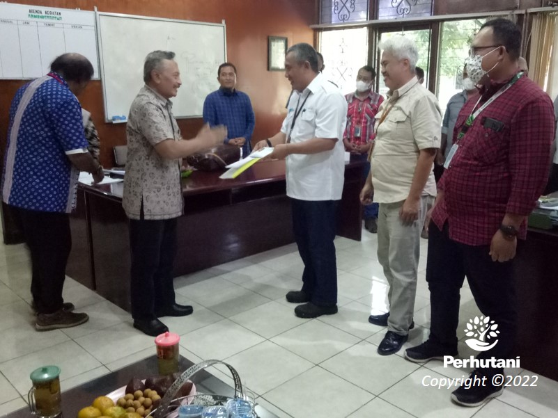 Perhutani Perhutani Bersama YKP3JS Serahkan Beasiswa Untuk Siswa ... Perhutani Perhutani Bersama YKP3JS Serahkan Beasiswa Untuk Siswa ...