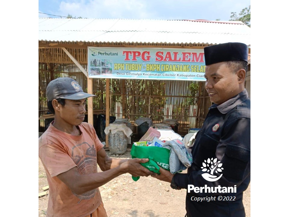 Perhutani Perhutani Peduli Bagi Bagi Sembako Untuk Penyadap Di Cianjur
