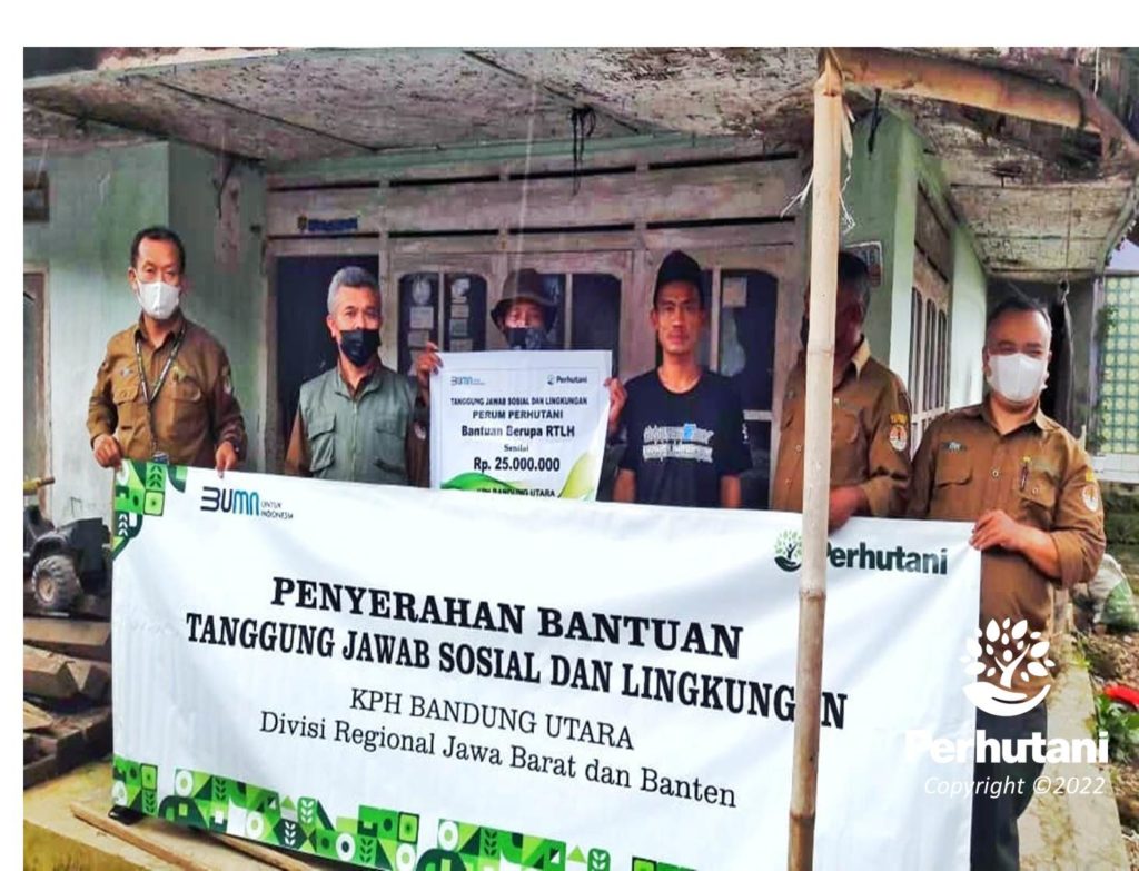 Perhutani Perhutani KPH Bandung Utara Serahkan Bantuan Perbaikan Rumah di Cisalak Subang - Perhutani