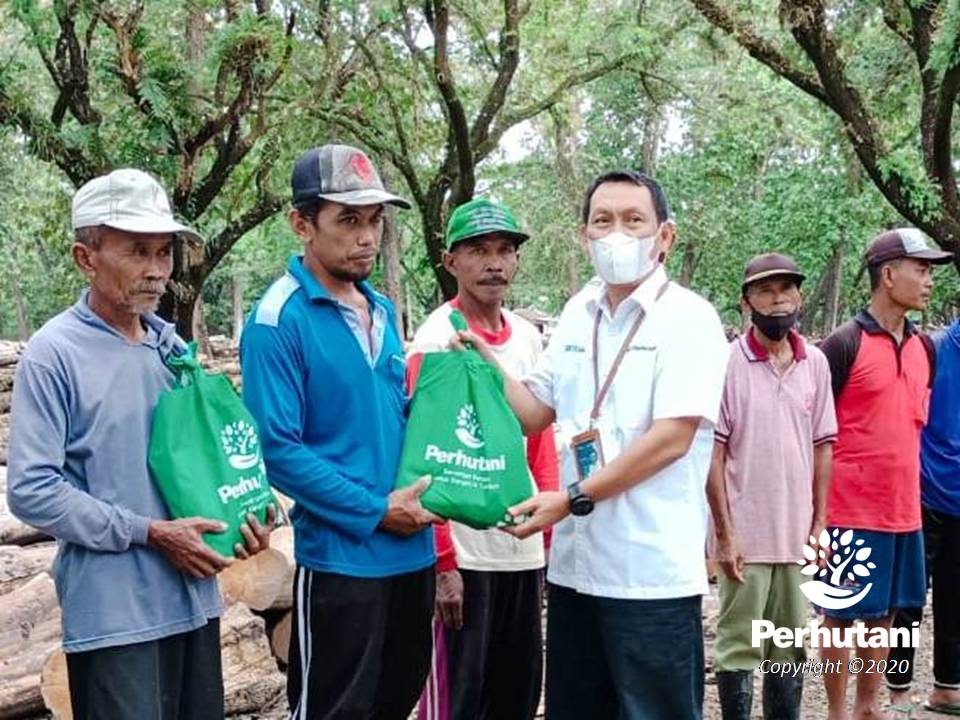 Perhutani Perhutani Bagikan Bingkisan Sembako Lebaran Kepada Pekerja Hutan Di Ngawi