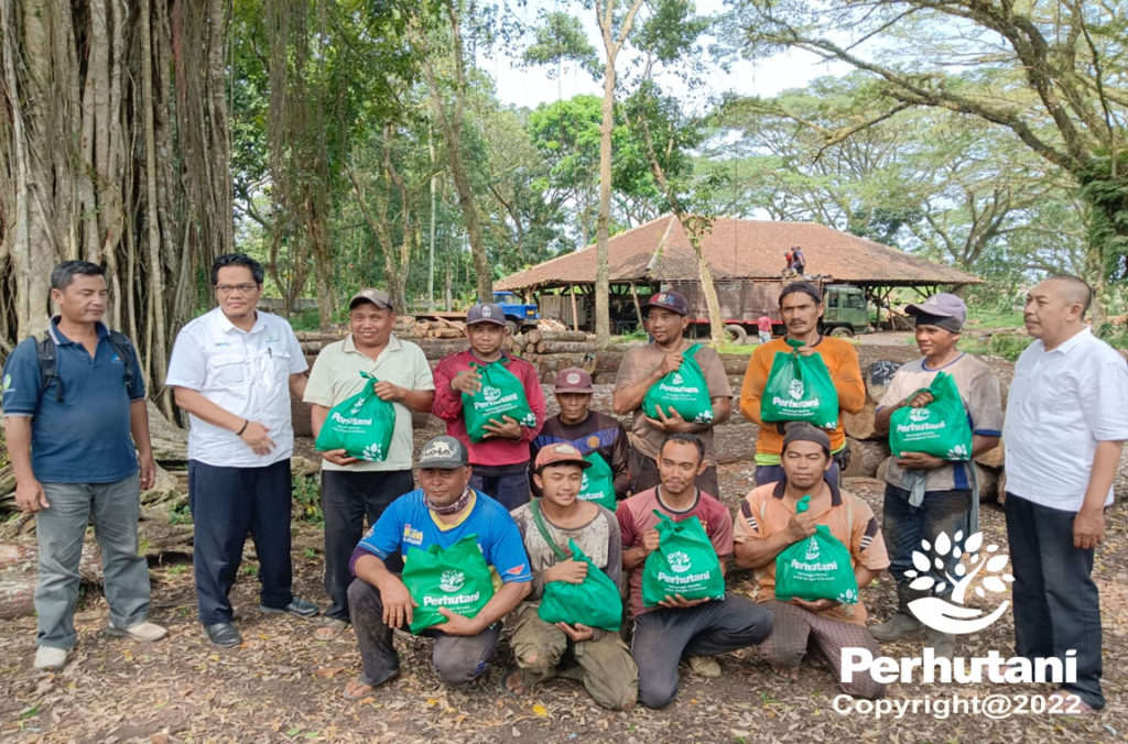 Perhutani Perhutani Peduli Tenaga Angkut Kayu Di Tpk Kalisetail