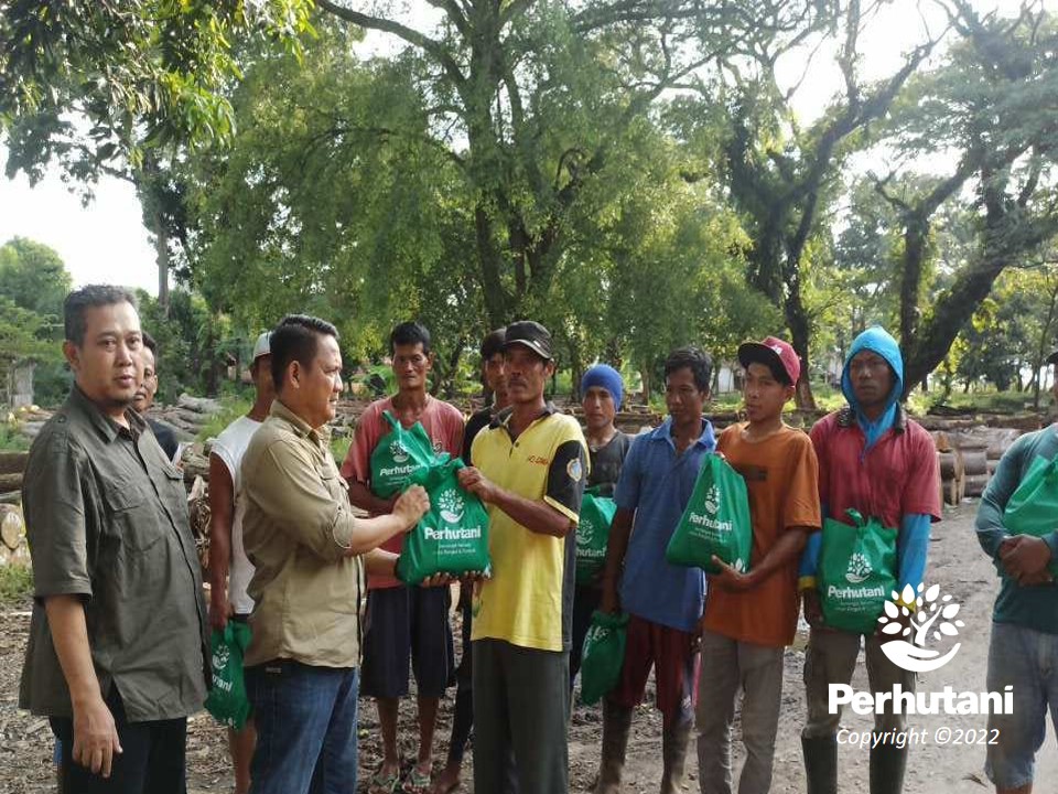 Perhutani Jelang Hari Raya Idul Fitri, Perhutani Bagikan Bingkisan Kepada Pekerja Hutan di ...