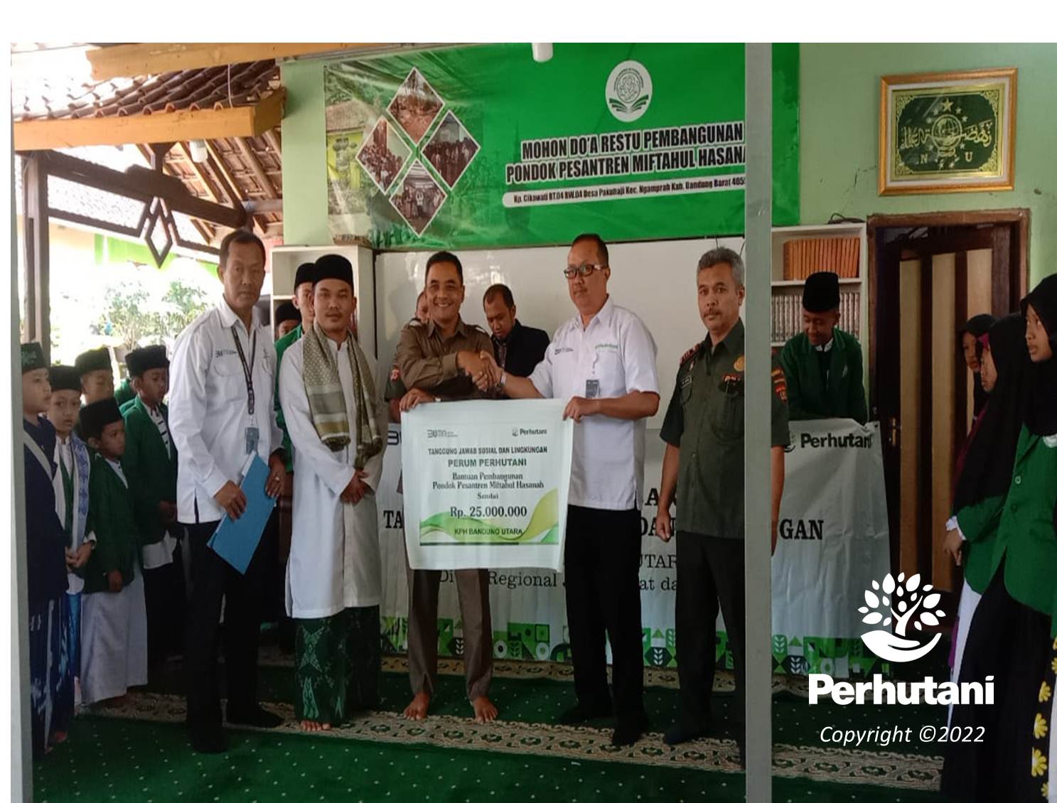 Perhutani Perhutani KPH Bandung Utara Kembali Salurkan Bantuan Program TJSL Untuk Pembangunan ...