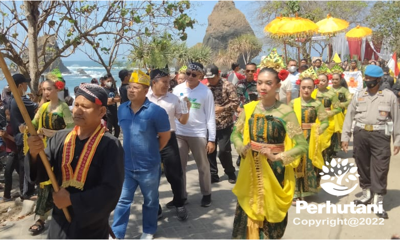 Perhutani Ribuan Orang Ikuti Petik Laut Pertama Warga Lojejer Di ...