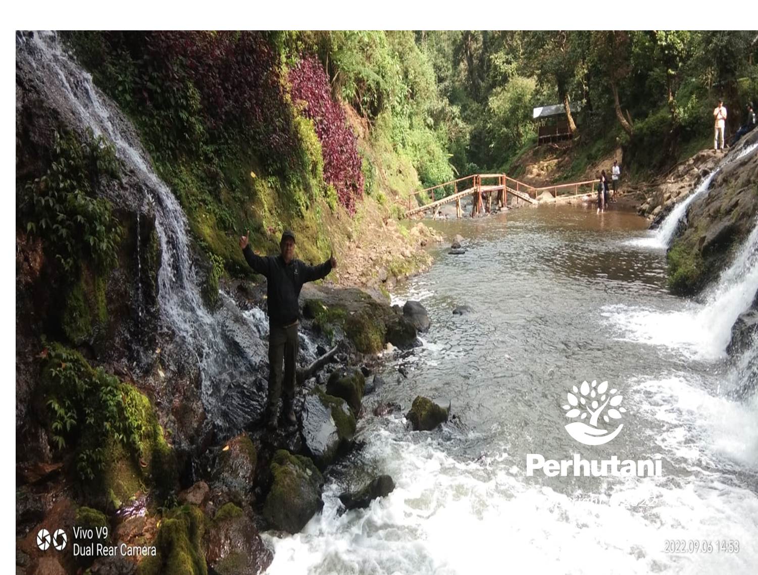 Perhutani Curug Layung, Air Terjun Eksotis di Tengah Hutan Pinus Bandung
