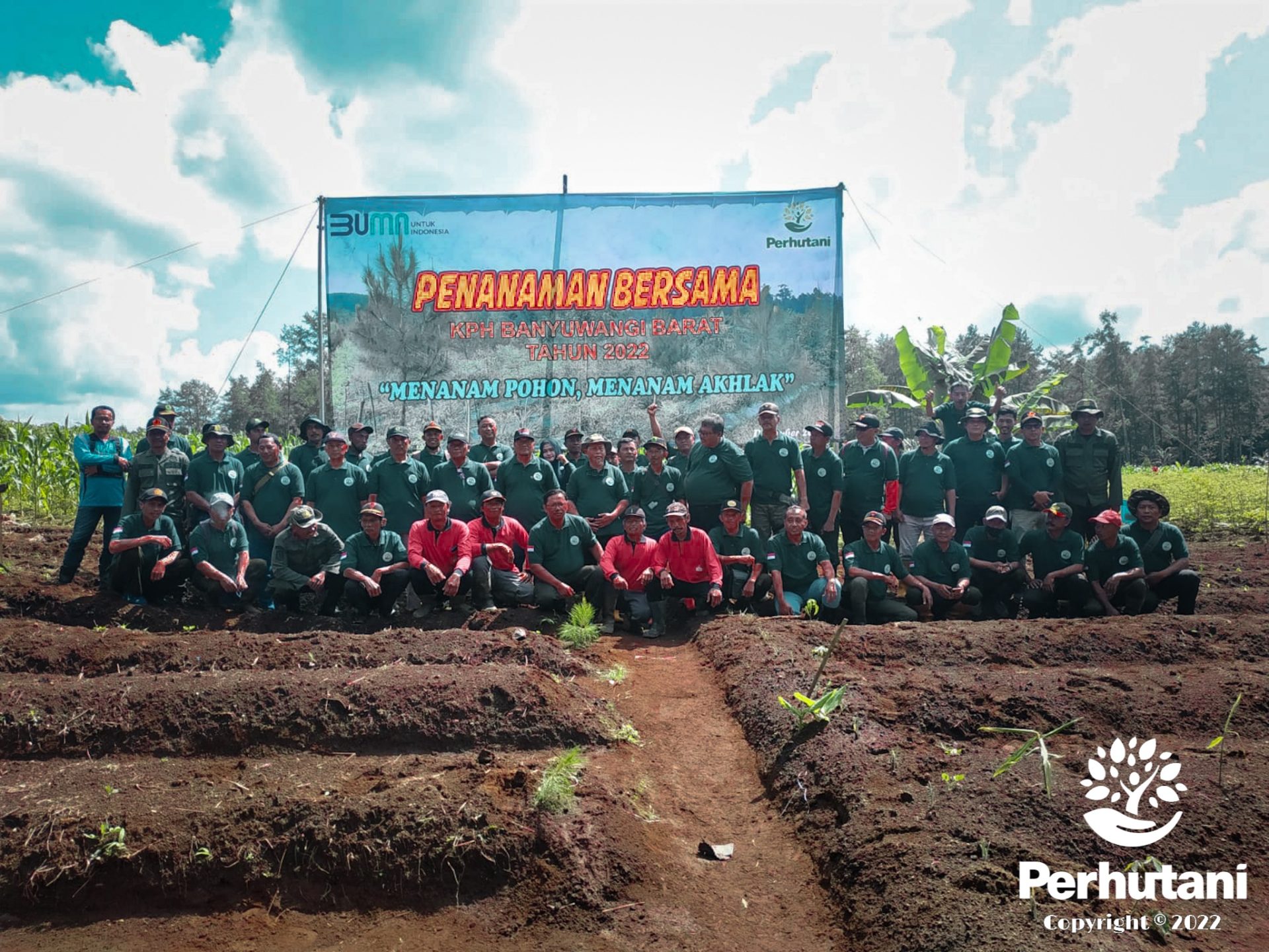 Perhutani Perhutani Banyuwangi Barat Lakukan Aksi Penanaman Bersama Masyarakat