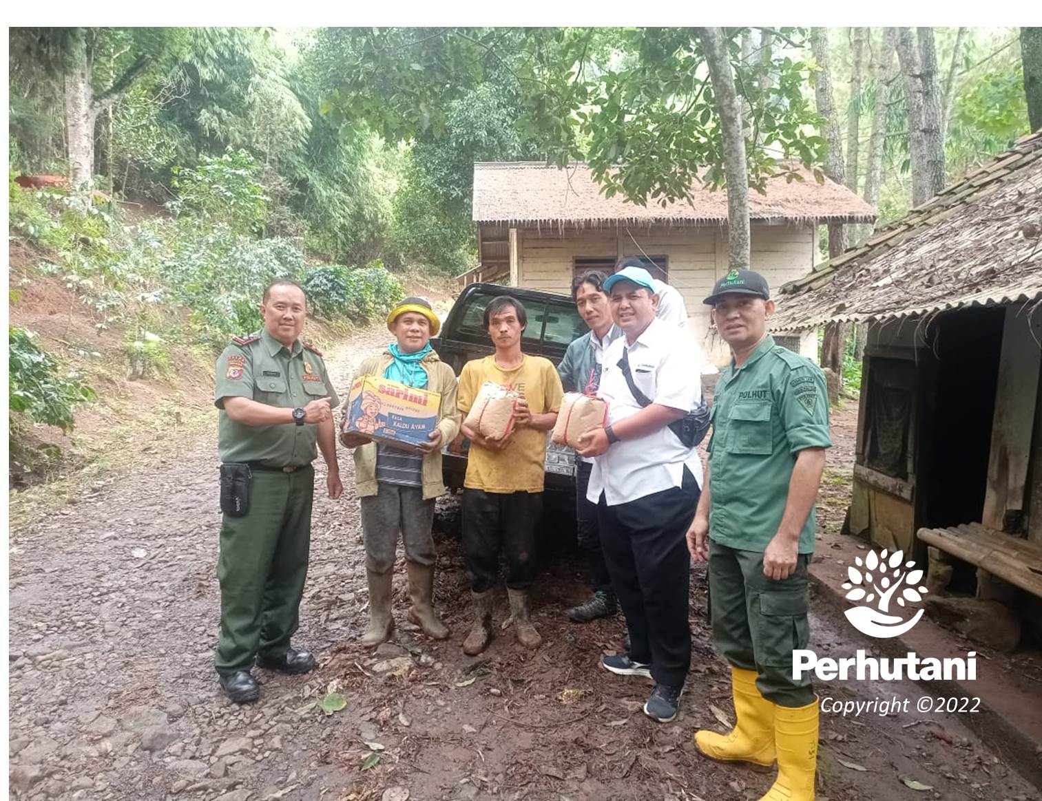 Perhutani Perhutani KPH Bandung Utara Salurkan Bantuan Sembako Ke Penyadap Getah Pinus