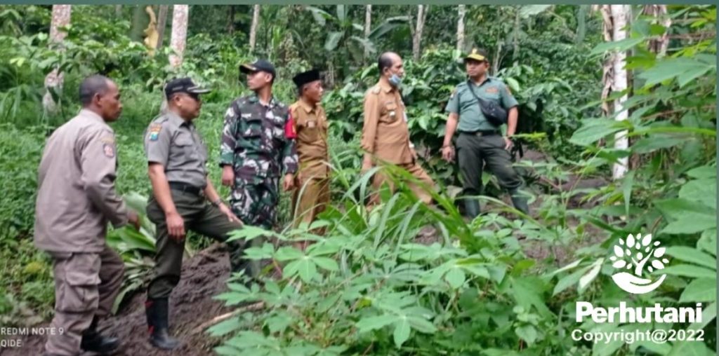 Perhutani Waspada Bencana Alam, Perhutani Bersama Forkopimcam Pakuniran dan Warga Buat Tanggul ...