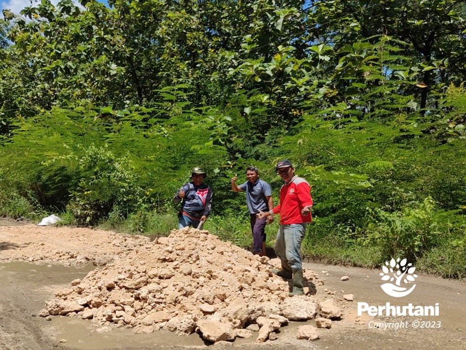 Perhutani Sinergi Perhutani dan Masyarakat Bodeh Memperbaiki Jalan di ... Perhutani Sinergi Perhutani dan Masyarakat Bodeh Memperbaiki Jalan di ...