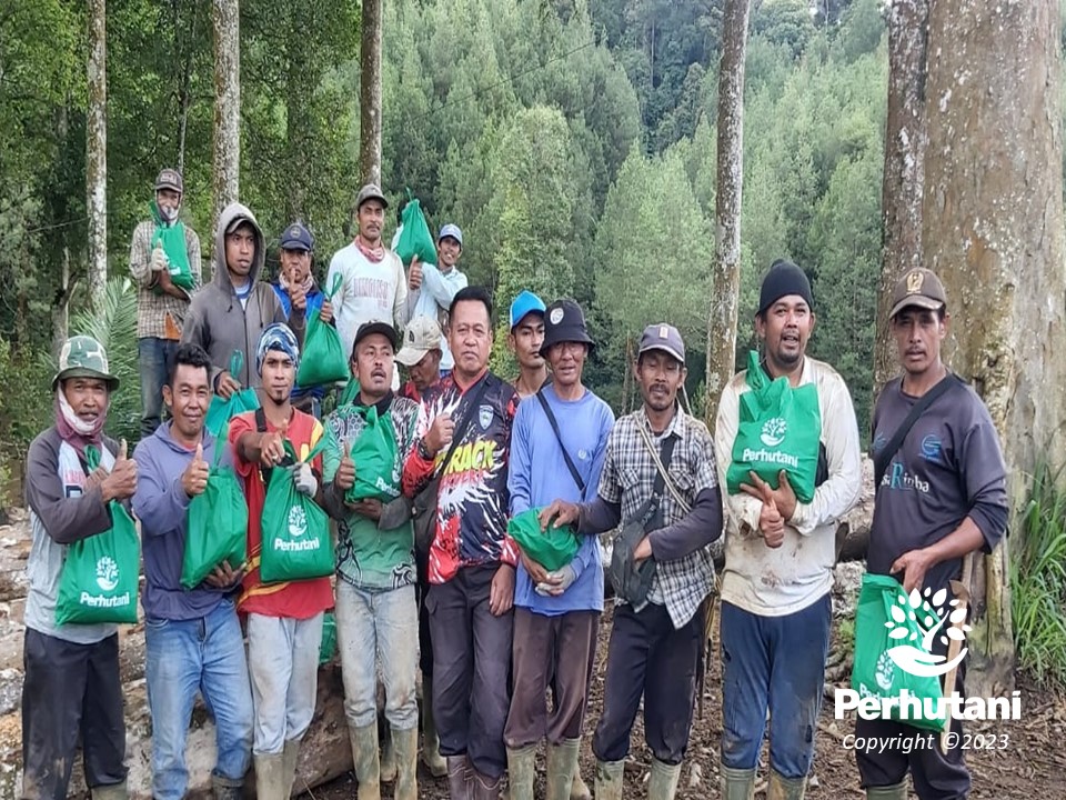 Perhutani Perhutani Bagikan Bingkisan Lebaran Kepada Mitra Kerja Di Sukabumi