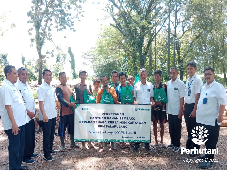 Perhutani Perhutani Bagikan Bingkisan Sembako Lebaran Kepada Pekerja Hutan