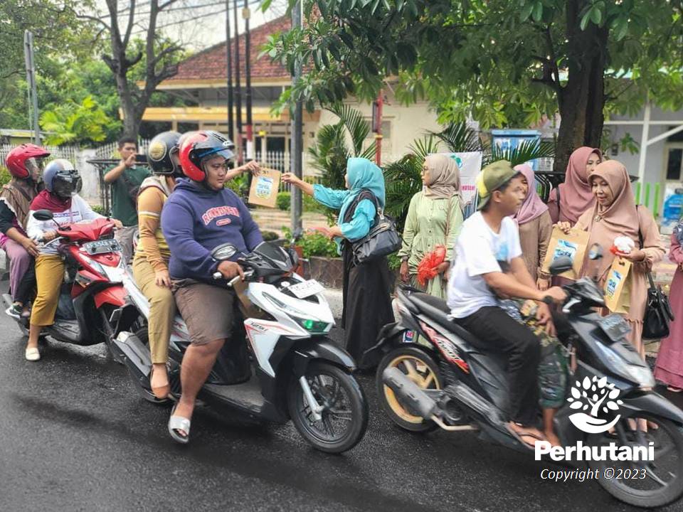 Perhutani Perhutani Ngawi Gandeng IIKP Cabang Ngawi bagikan Takjil dan ... Perhutani Perhutani Ngawi Gandeng IIKP Cabang Ngawi bagikan Takjil dan ...