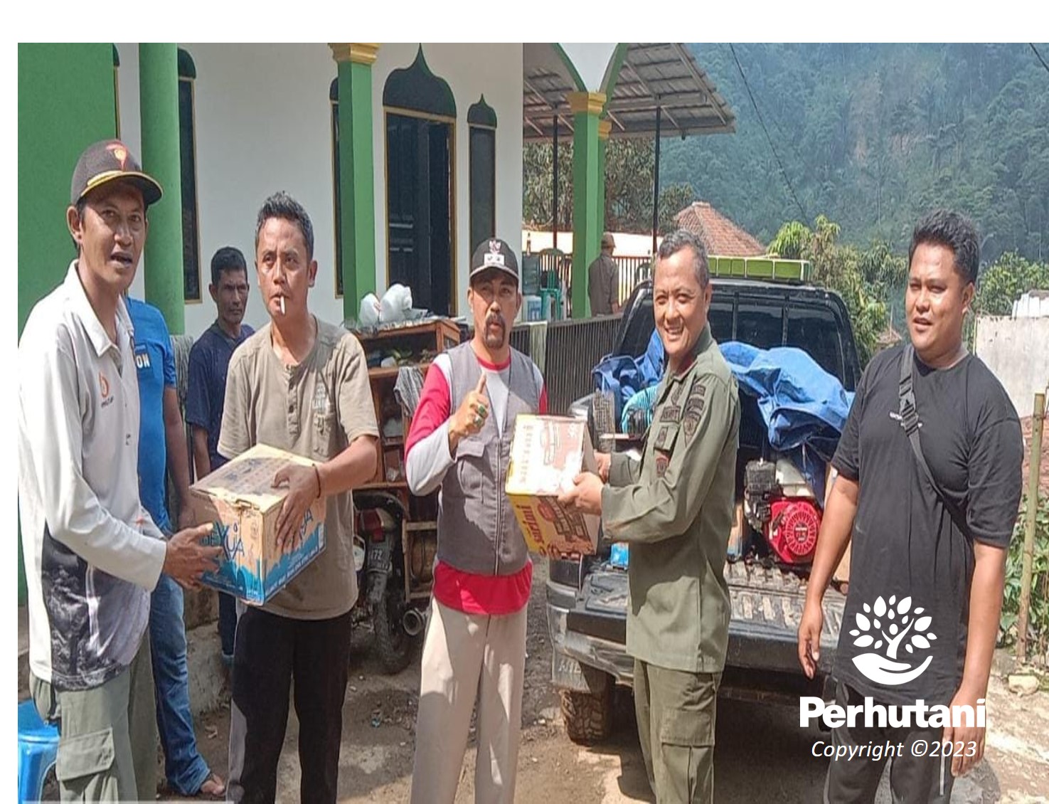 Perhutani Perhutani KPH Bandung Utara Salurkan Bantuan Sembako Pada Warga Terdampak Bencana ...