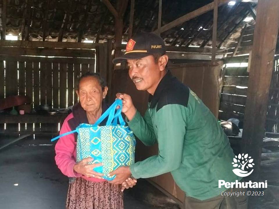 Perhutani Perhutani Ngawi Bagikan Sembako Pada Warga Sekitar Hutan