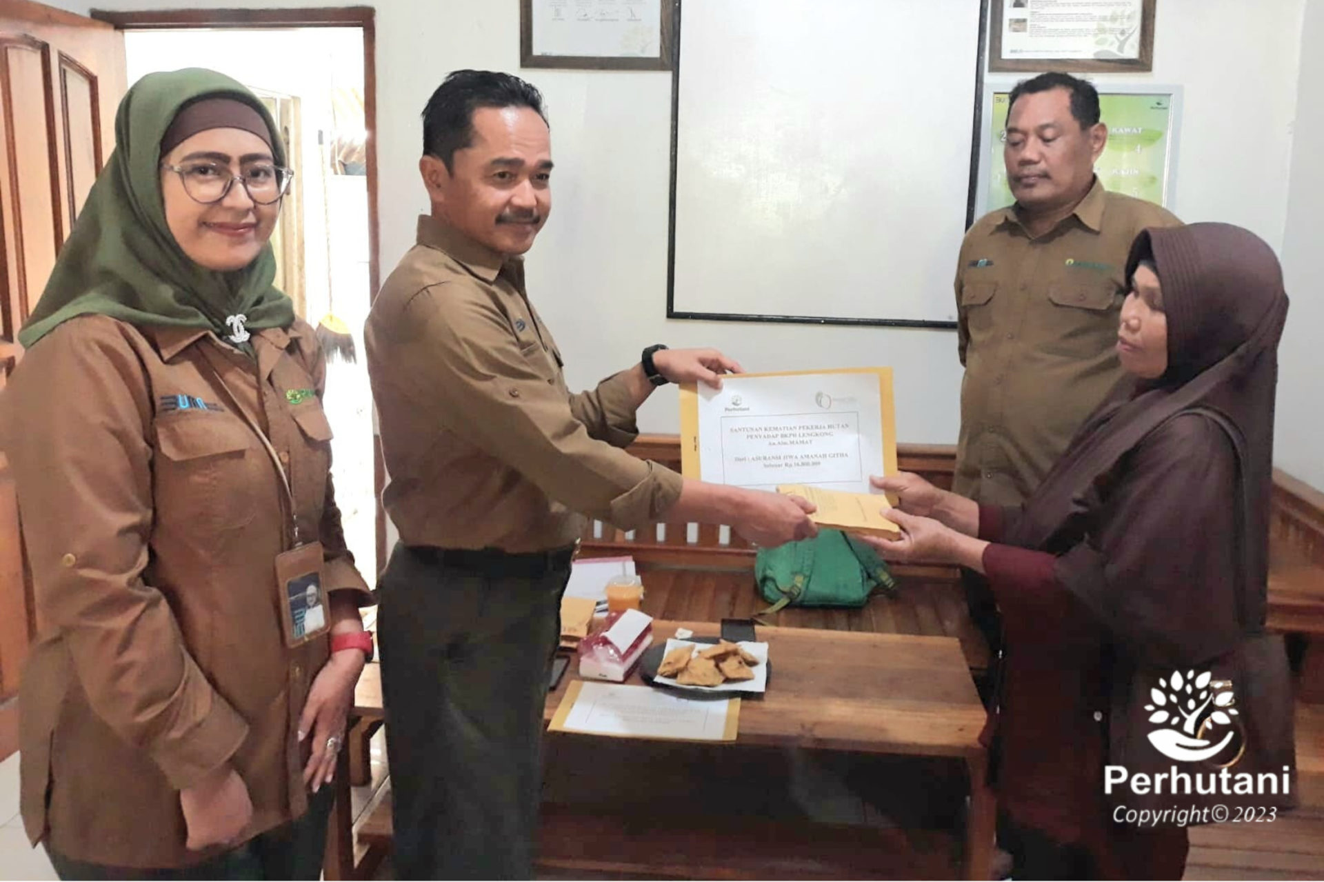 Perhutani Perhutani Sukabumi Serahkan Santunan Kematian Kepada Keluarga ... Perhutani Perhutani Sukabumi Serahkan Santunan Kematian Kepada Keluarga ...