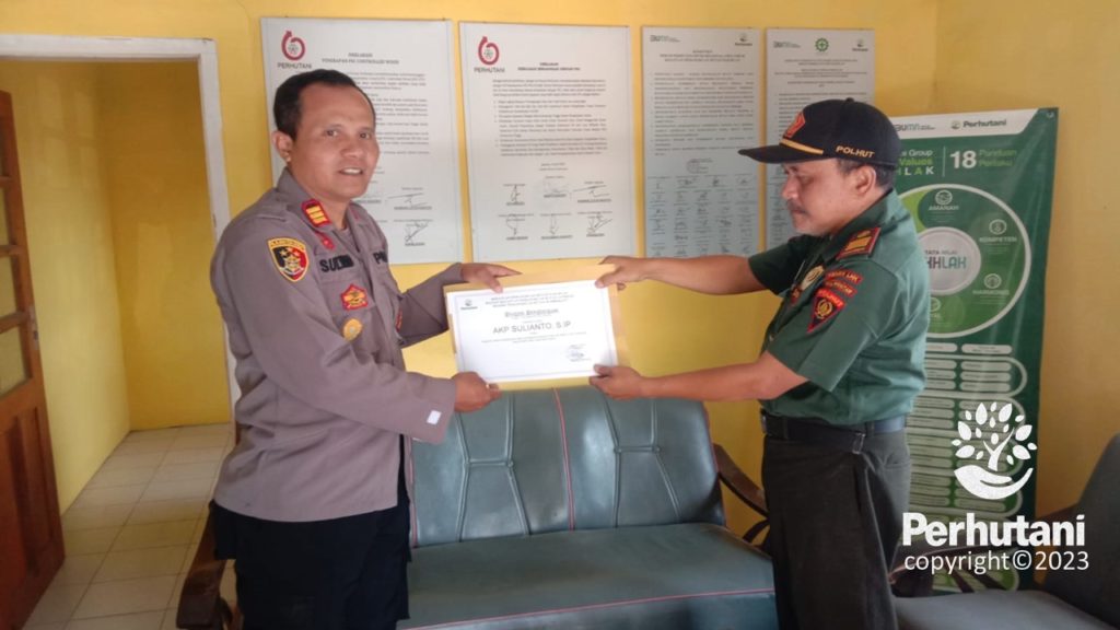 Perhutani Perhutani Pasuruan Berikan Piagam Penghargaan Kepada Kapolsek ... Perhutani Perhutani Pasuruan Berikan Piagam Penghargaan Kepada Kapolsek ...