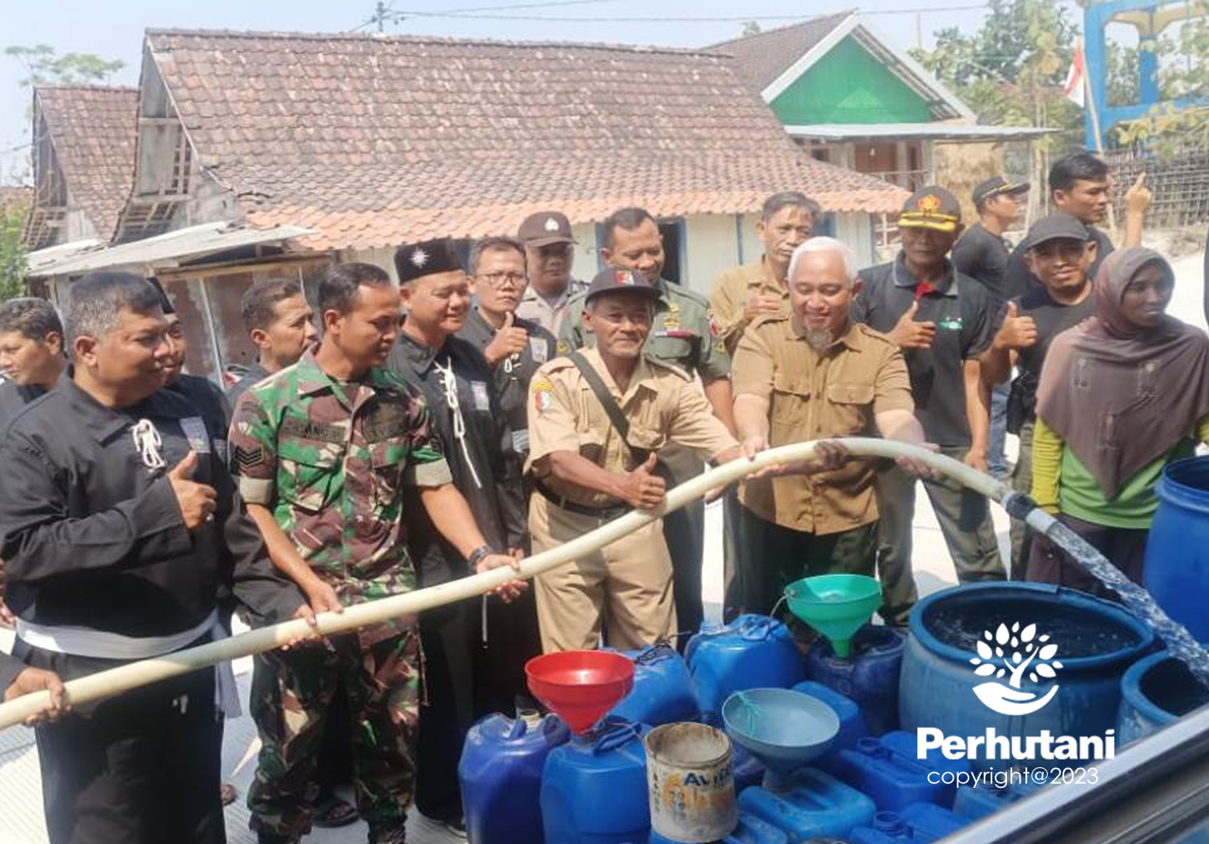 Perhutani Perhutani Padangan Bersama Paguyupan Foresht Salurkan Air