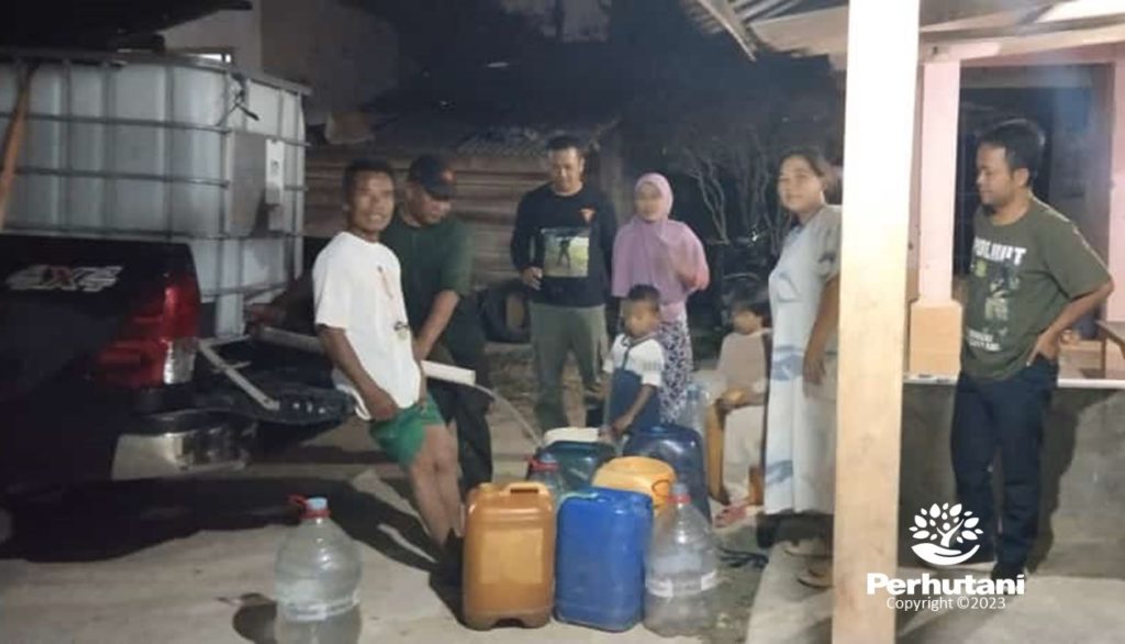 Perhutani Perhutani Bogor Berikan Bantuan Air Bersih Kepada Warga Desa