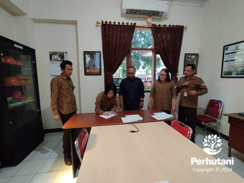 Perhutani Perhutani Bersama Lembaga Pemberdayaan Masyarakat Kembang Gunung Tanda Tangani PKS ...