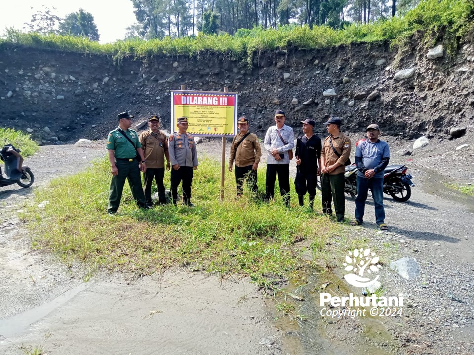 Perhutani Perhutani bersama TNI/Polri Pasang Rambu-Rambu Bidang ...