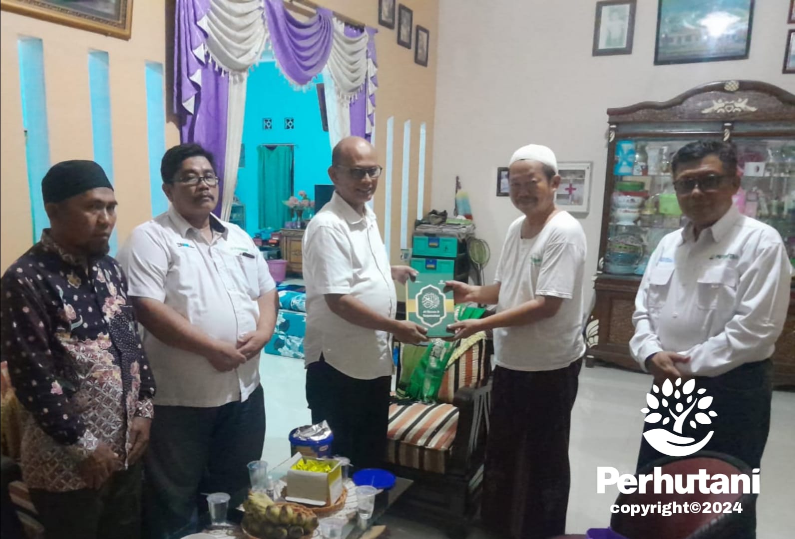 Perhutani Perhutani Berbagi Alquran Kepada Madrasah Al Fikri di Bulan ...