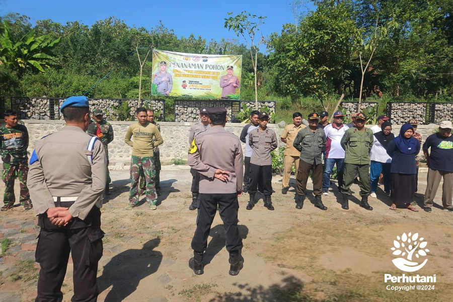 Perhutani Perhutani Bersinergi dengan Polri dengan Penanaman Bersama untuk Hari Bhayangkara