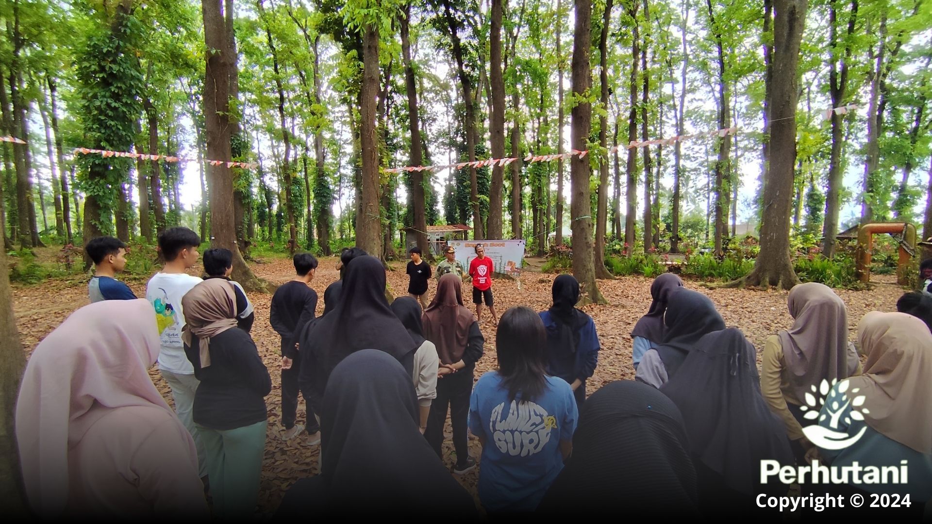 Perhutani Perhutani Dampingi Kegiatan English Bootcamp UNIBA