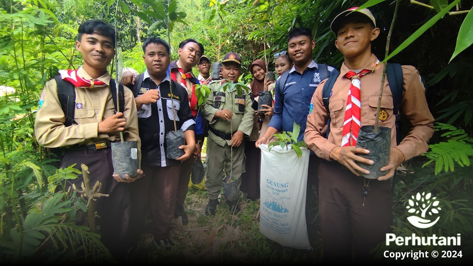 Perhutani Perhutani KPH Banyuwangi Barat dan Saka Wanabakti Lakukan Penghijauan di Hutan Lindung ...