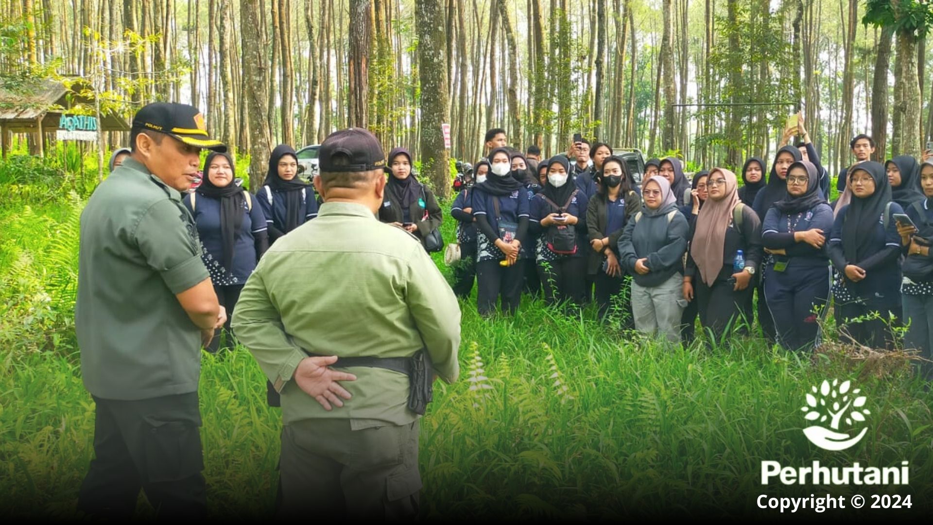 Perhutani Perhutani KPH Banyuwangi Barat dan Poliwangi Laksanakan Penanaman MPTS di Hutan Lindung