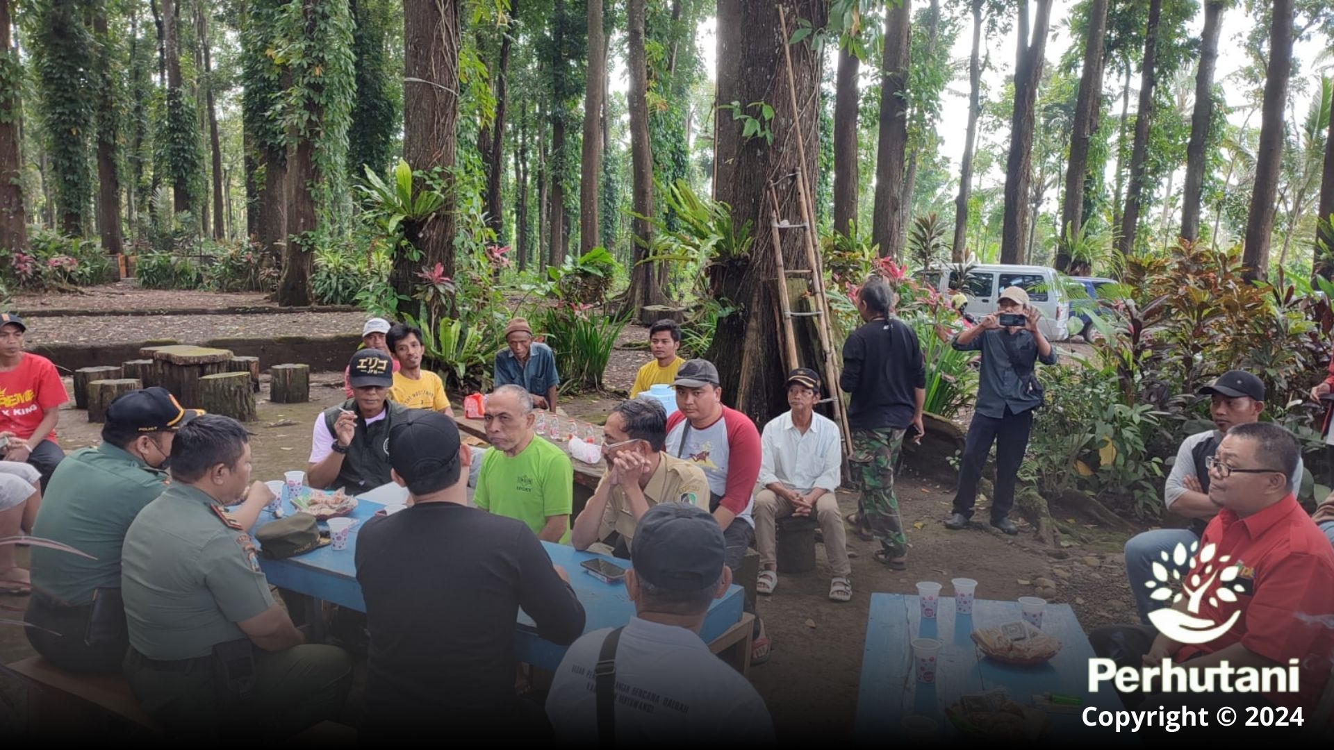 Perhutani Sinergi Perhutani KPH Banyuwangi Barat dan Kepala Kelurahan Gombengsari dalam ...