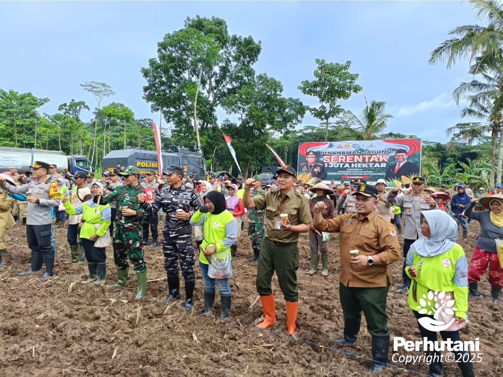 Perhutani KPH Banyuwangi Utara Dukung Kegiatan Tanam Jagung Serentak bersama Stakeholder