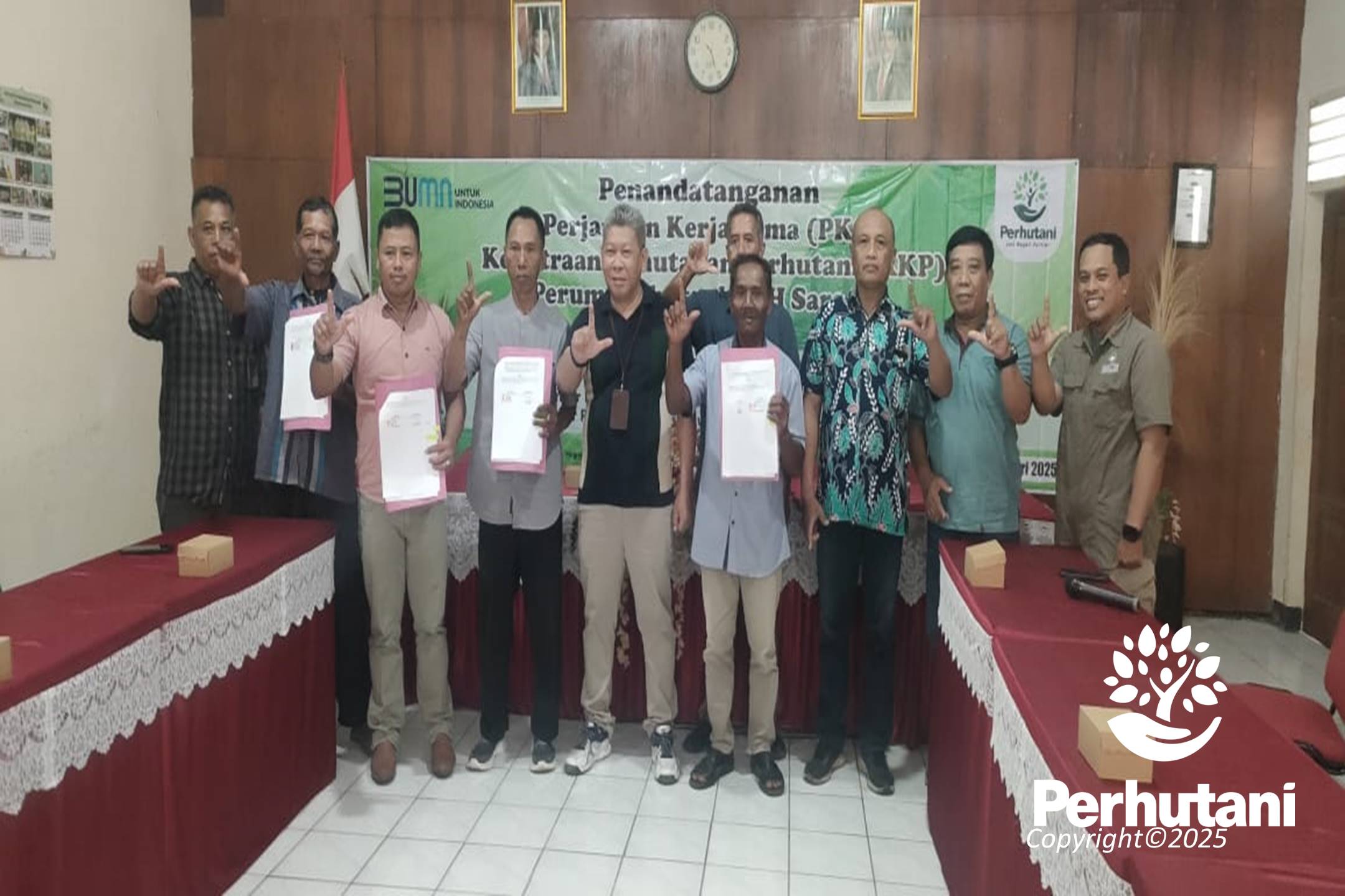 Perhutani Kepala Perhutani Saradan Bersama 4 Kelompok Mitra Tanda Tangani Perjanjian Kerjasama
