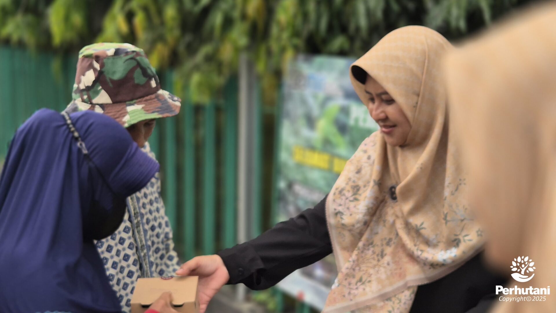 Perhutani Perhutani KPH Sukabumi dan IIKP Gelar Kegiatan Berbagi Takjil di Bulan Ramadhan