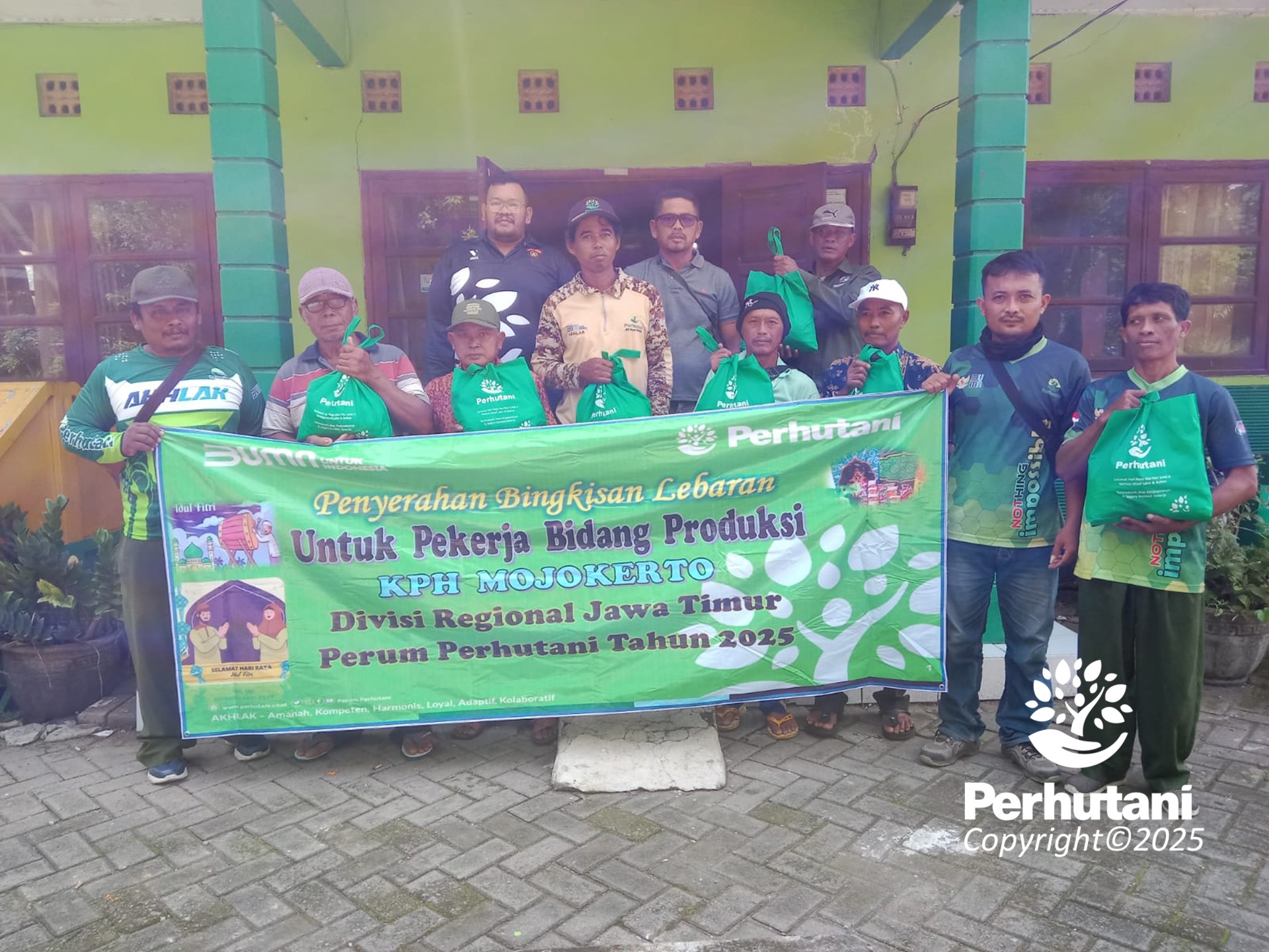 Perhutani Jelang Lebaran, Perhutani Mojokerto Bagikan Bingkisan Sembako Kepada Pekerja