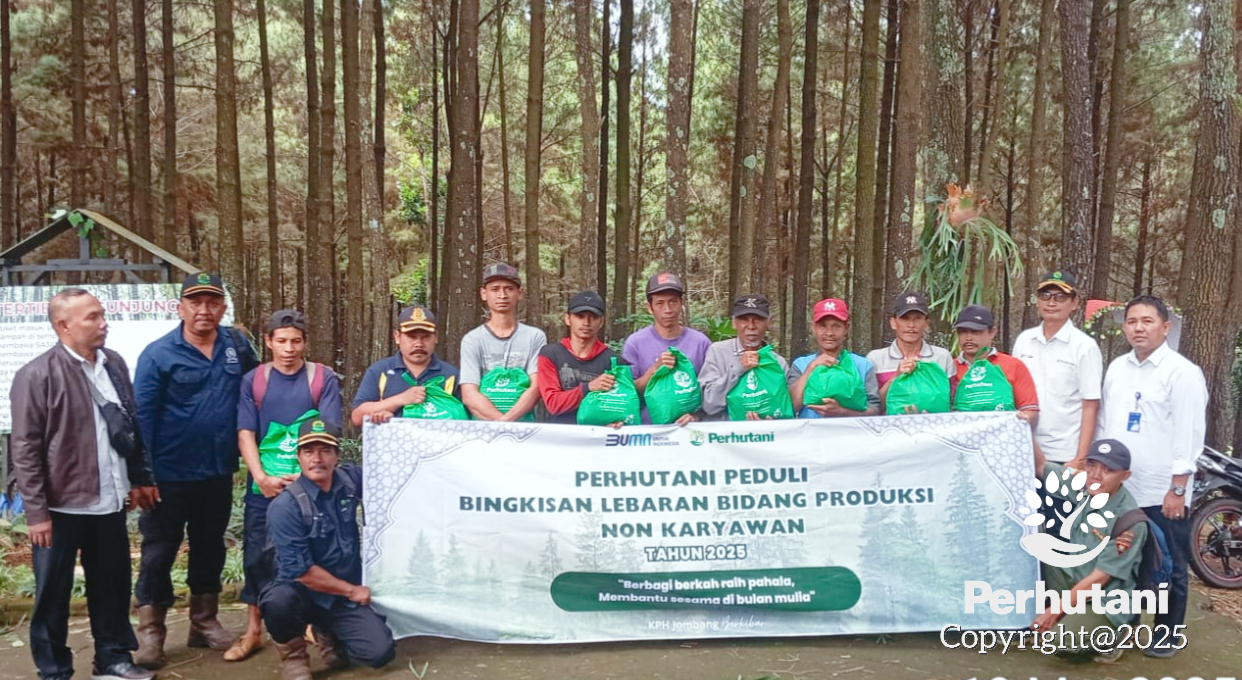 Perhutani Perhutani KPH Jombang Bagikan 206 Paket Bingkisan Ke Mitra Tenaga Kerja di Lapangan