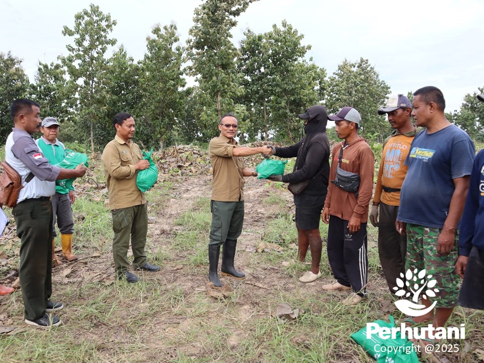 Perhutani Jelang Idul Fitri 1446 H, Perhutani Salurkan Paket Sembako ke Masyarakat Desa Hutan