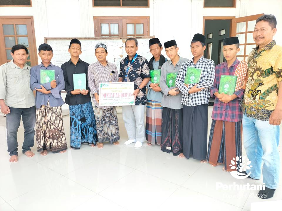 Perhutani Perhutani Salurkan Bantuan Mushaf Al Qur’an ke Pondok Pesantren di Pemalang