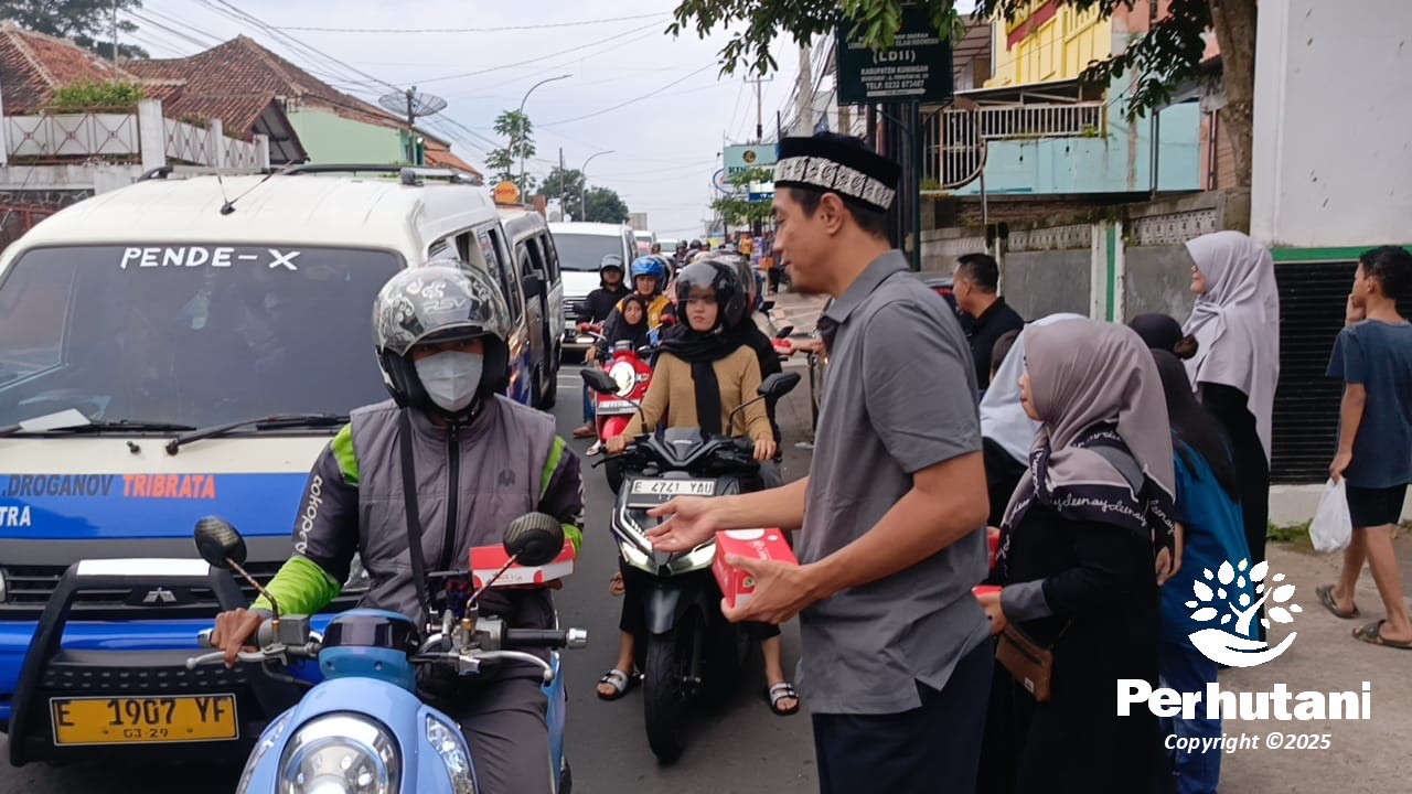 Perhutani Perhutani KPH Kuningan Berbagi 210 Paket Takjil di Bulan Ramadhan