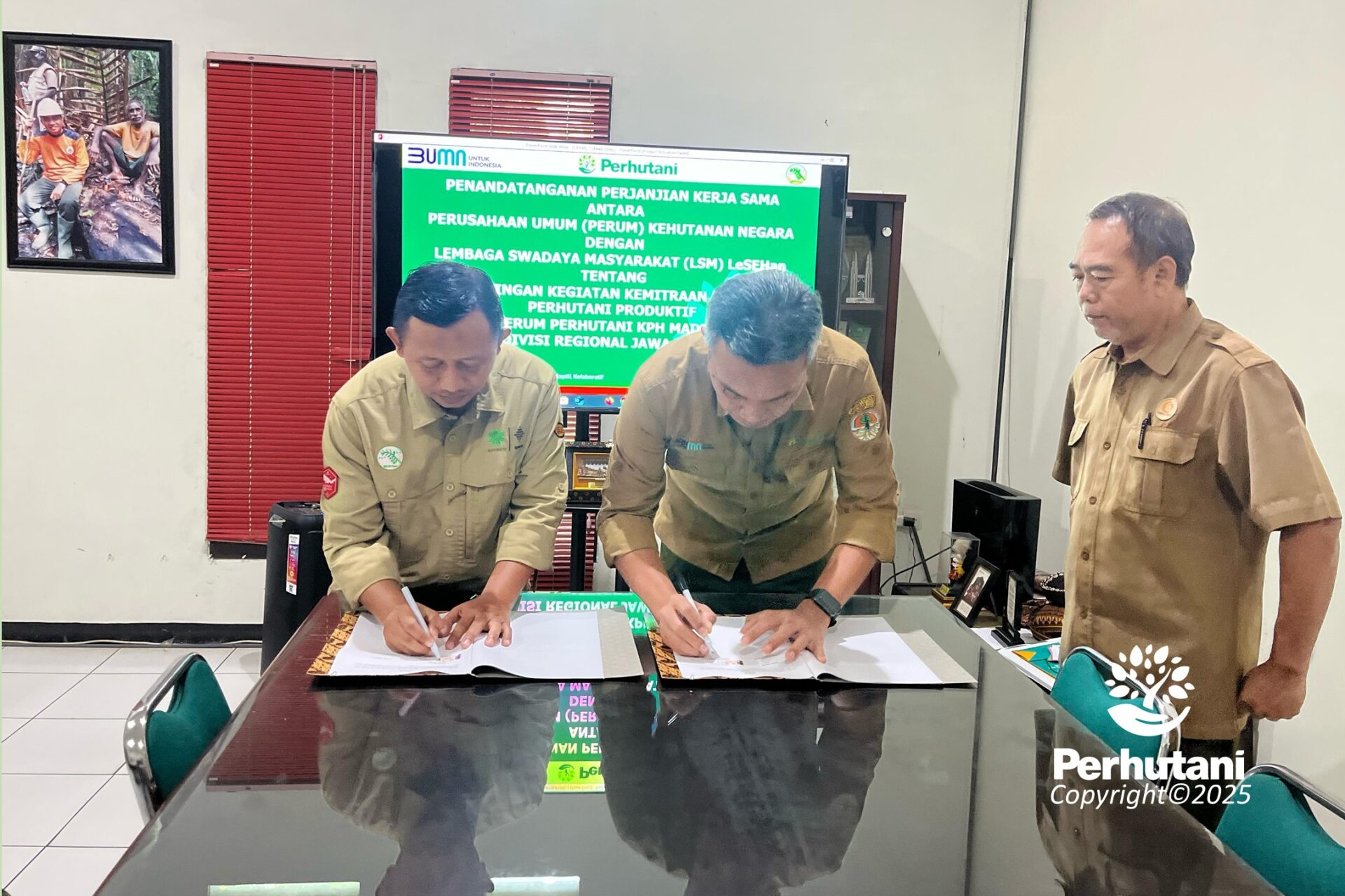 Perhutani Perhutani Madiun Teken Kerja Sama Pendampingan Kemitraan Kehutanan Produktif dengan LSM