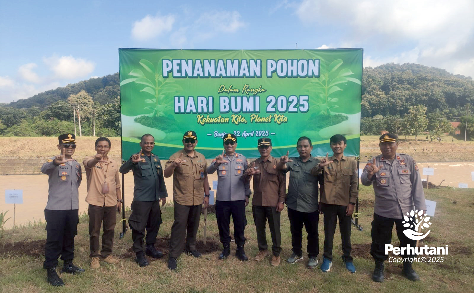 Perhutani Perhutani Ciamis Gelar Penanaman Pohon Pada Peringatan Hari Bumi